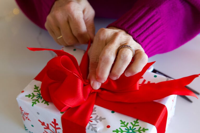 How To Tie A Bow For Presents With Ribbon (Easy Tutorial)