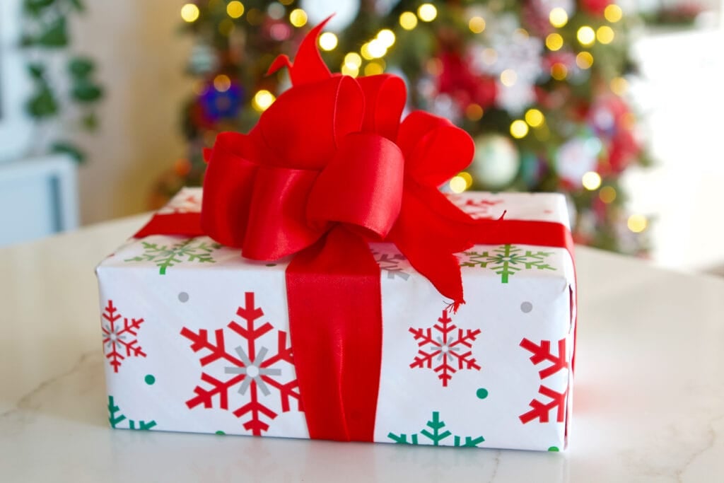 How To Tie A Bow For Presents With Ribbon (Easy Tutorial)