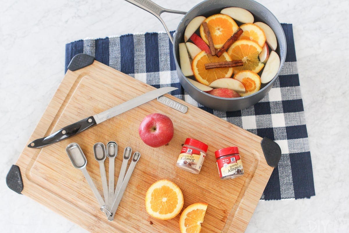 Fall Stovetop Potpourri with Apples and Cinnamon | The DIY Playbook